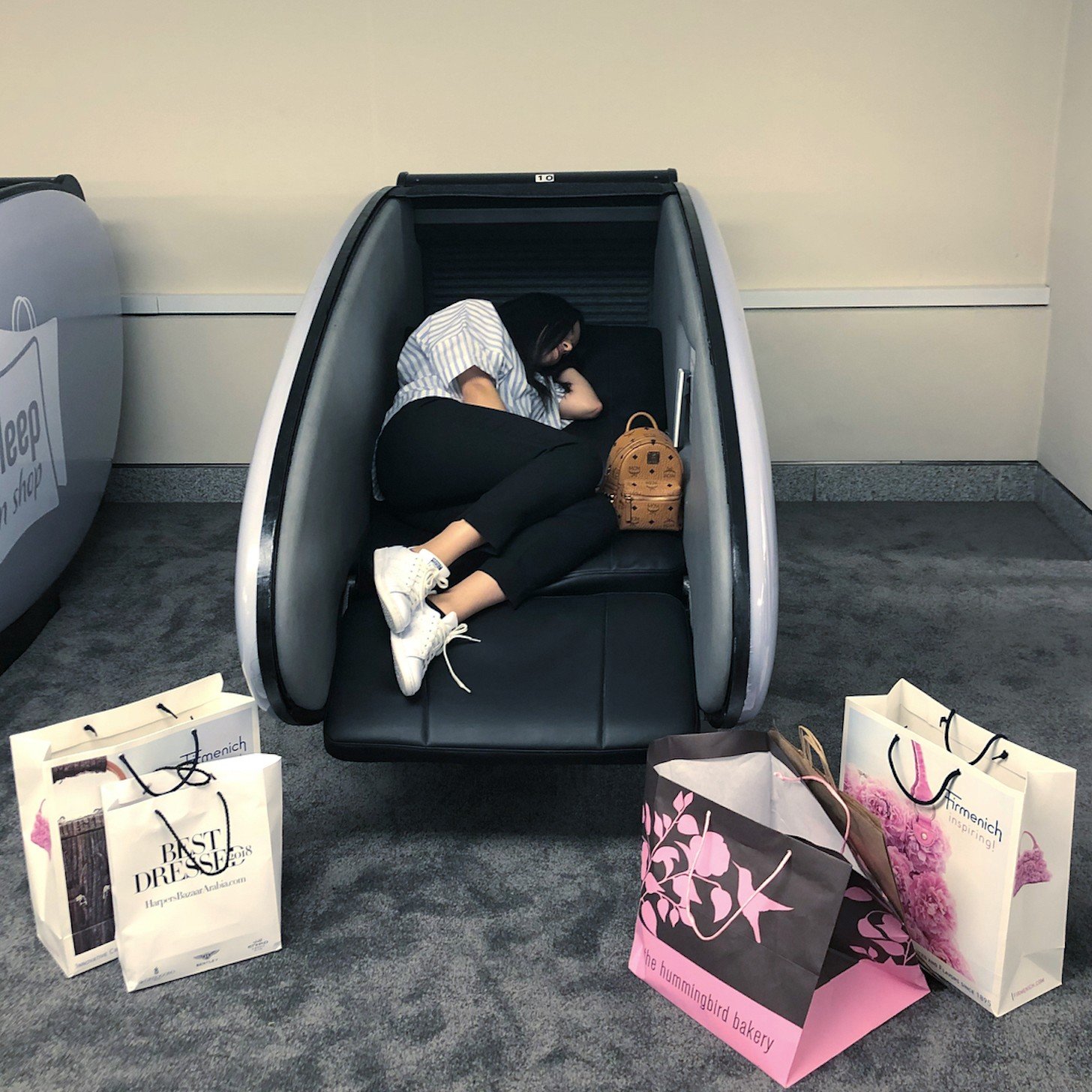 DUBAI MALL – Installation de capsules pour dormir