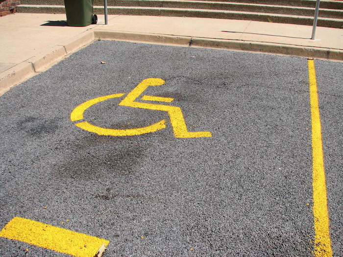 HANDICAPES PHYSIQUES - Une place difficile en Pologne