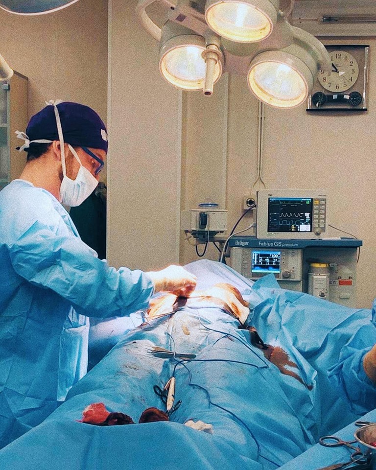 Un faux chirurgien plastique italien frappe à nouveau en Roumanie