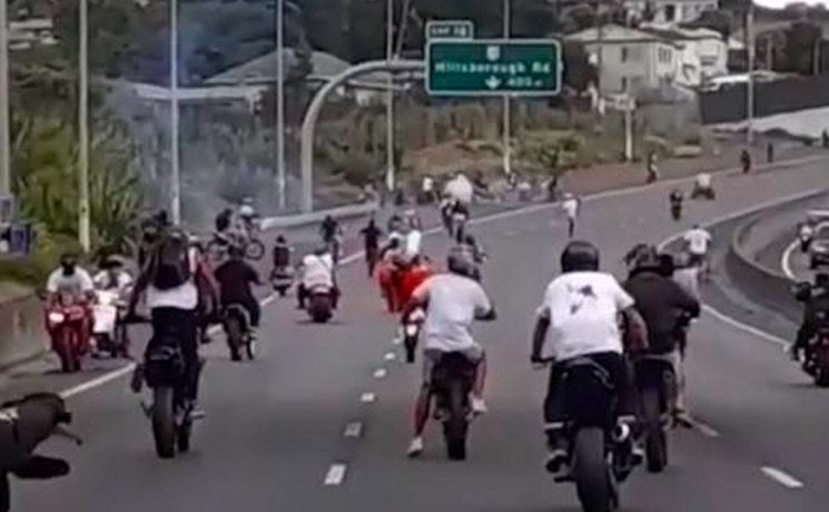 Rodéo géant à moto dans les rues d’Auckland