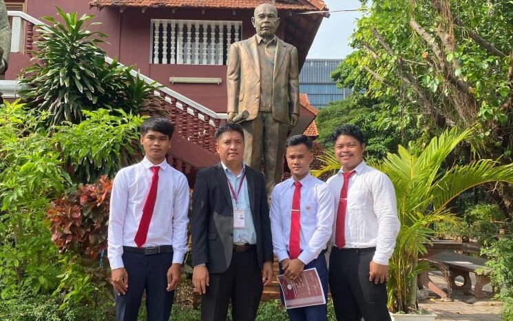 Une statue en hommage à Vann Molyvann