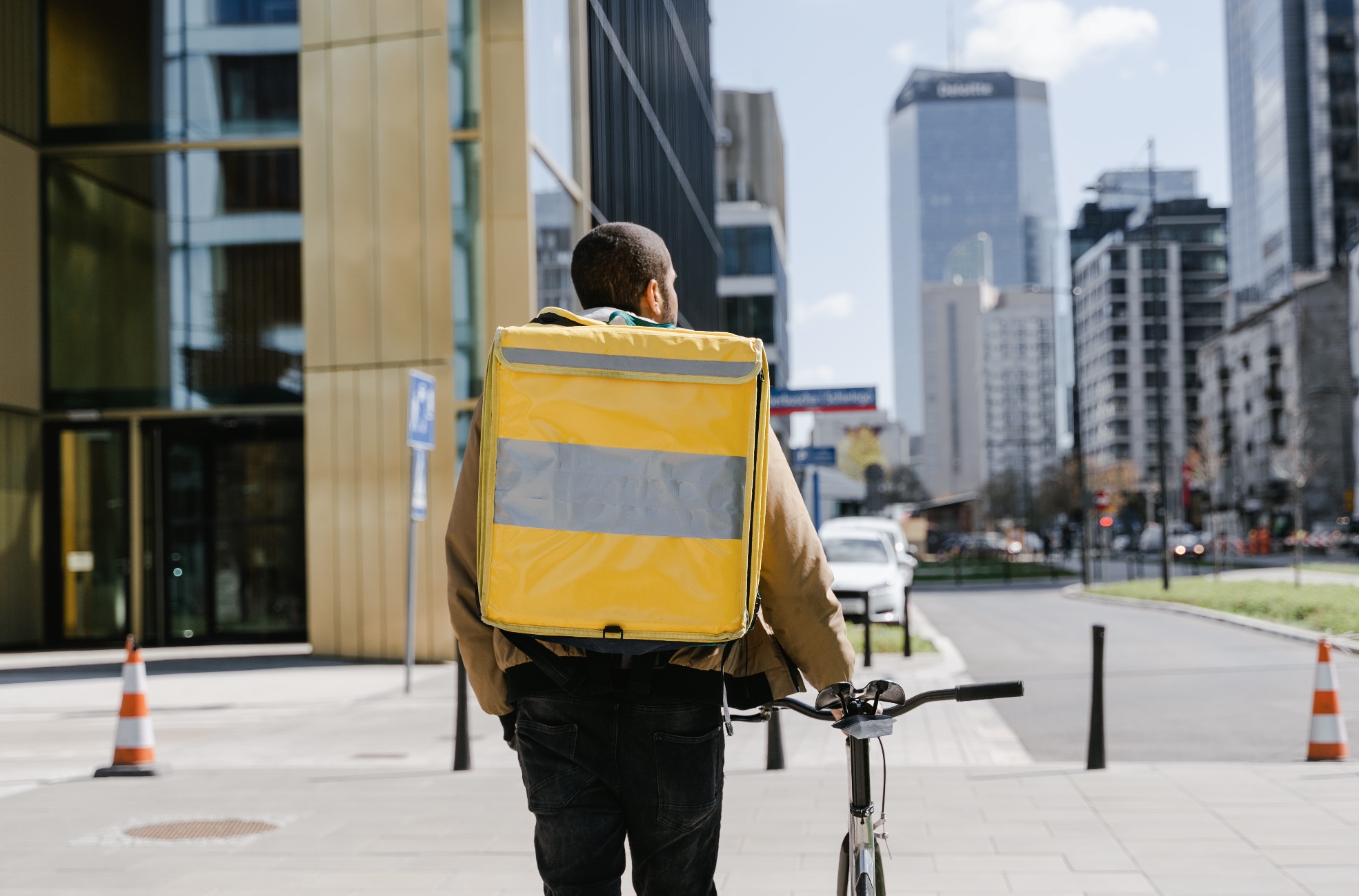 Un salaire minimum pour les livreurs new-yorkais : une première aux ...