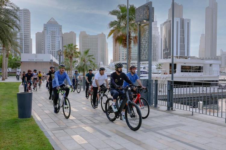 Cheikh Mohammed fait un tour à vélo du Dubaï Canal