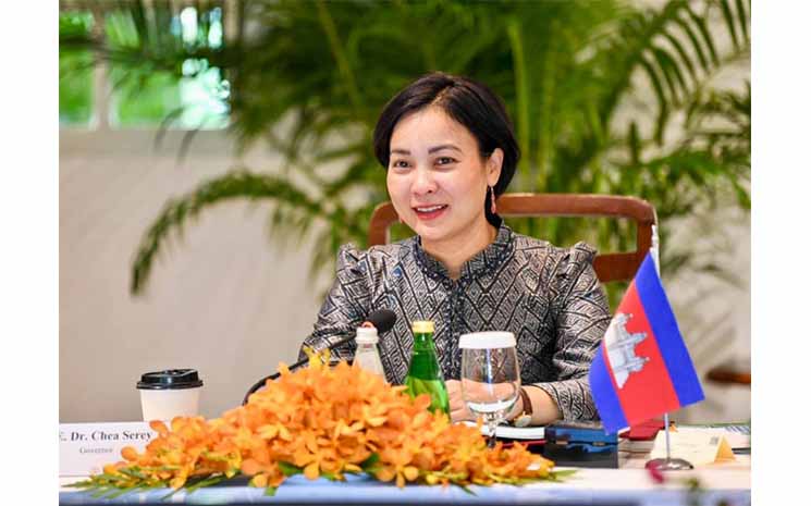 Mme Chea Serey, gouverneure de la Banque nationale récompensée pour son ...
