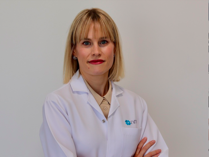 L'acné de la femme adulte : causes et traitements par la dermatologue ...