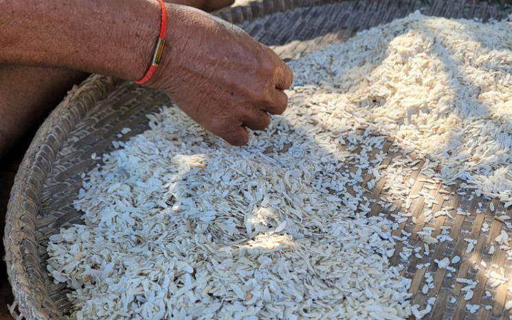 La fabrication de l’ambok, en-cas favori du festival de l’eau