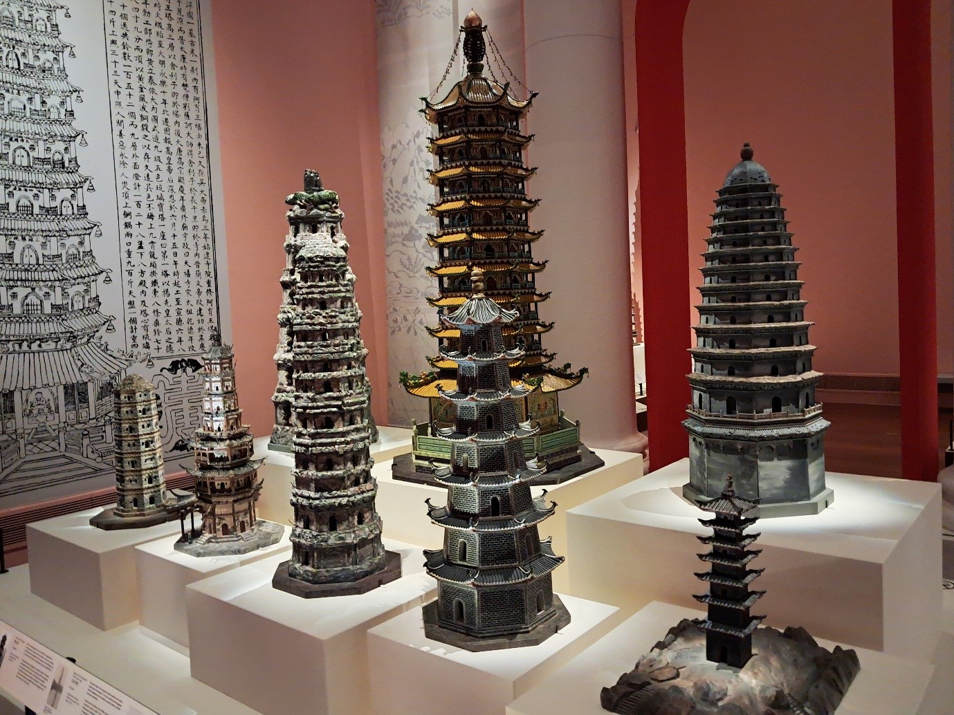 Un panorama des pagodes chinoises à travers des sculptures en bois