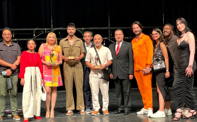 La pièce tunisienne SHOW OFF remporte la PALME D'OR du Liberal Teater d ...