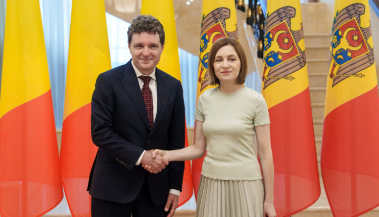 Nicușor Dan salue le courage des Moldaves après la victoire de Sandu