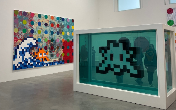 “Triple Trouble”, une collaboration signée Invaders, Damien Hirst et ...