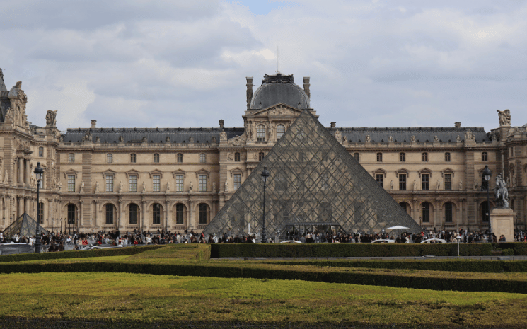 Comment le vol du Louvre est-il perçu à l’international