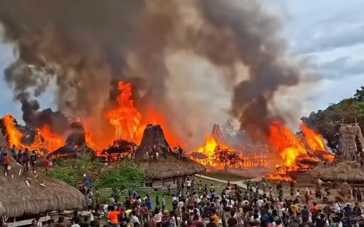 Après avoir brûlé, le village de Waru Wora à Sumba a besoin de votre ...