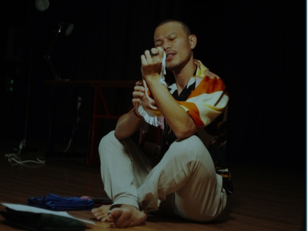Jean-Baptiste Phou sur scène à Phnom Penh avec « Hors de ma peau