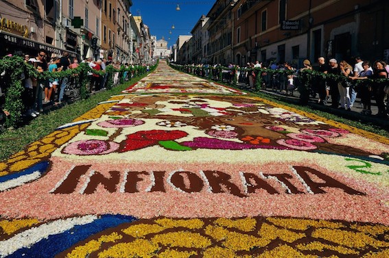 Rome-fleurs-Castelli-Romani-Genzano-fête-pétales-Italie-Roma