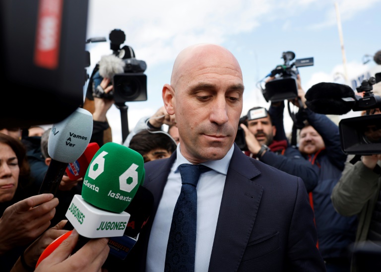 Baiser forcé: l'ex-patron du foot espagnol Luis Rubiales écope d'une amende